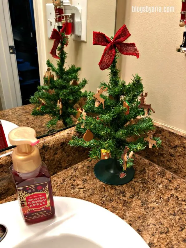 CHRISTMAS IN THE POWDER ROOM - Blogs by Aria