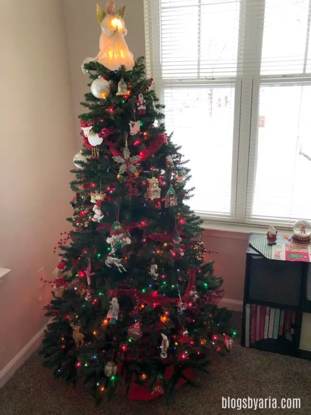 Our Cozy Traditional Christmas Tree - Blogs by Aria