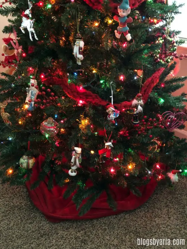 Our Cozy Traditional Christmas Tree - Blogs by Aria