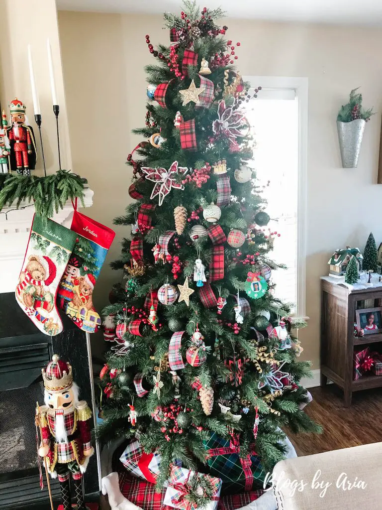 Red Plaid Christmas Tree - Blogs by Aria