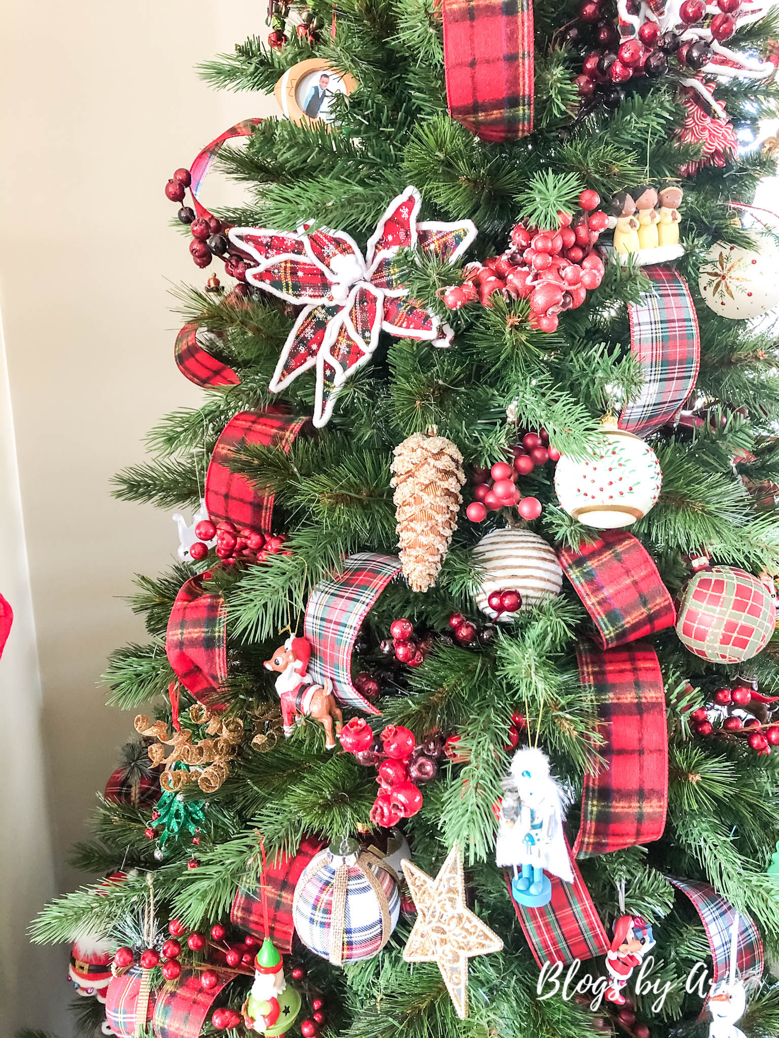 Red Plaid Christmas Tree - Blogs by Aria