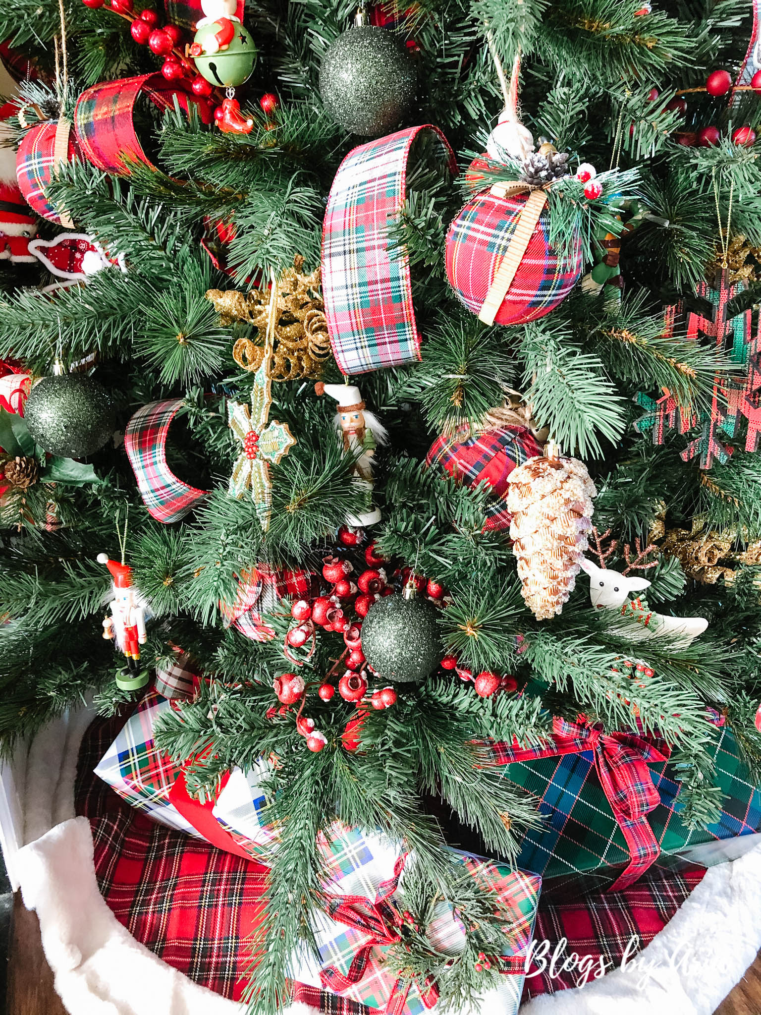 Red Plaid Christmas Tree - Blogs by Aria
